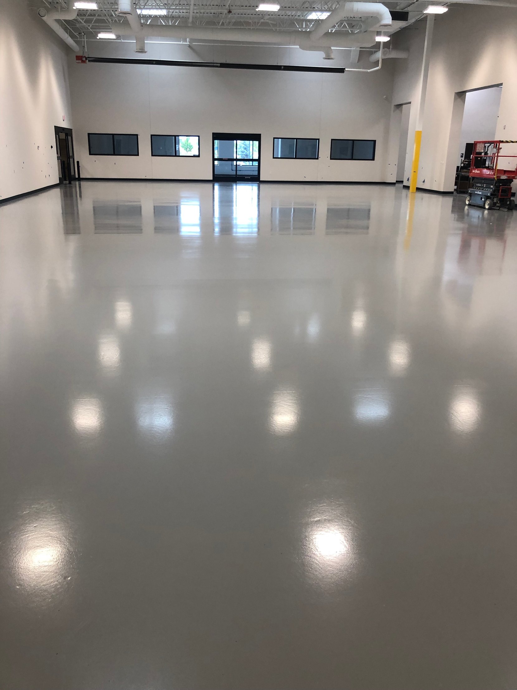 Epoxy Topcoat vs. Polyaspartic Topcoated Floors